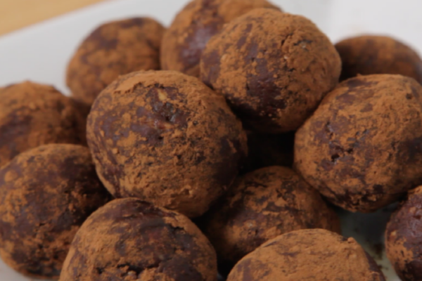These chocolate peanut butter power balls are a perfect snack ...