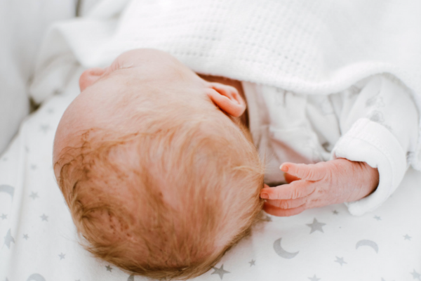 Understanding why your baby does the newborn scrunch | MagicMum.com